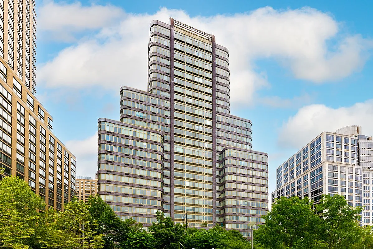 140 Riverside Boulevard Apartments